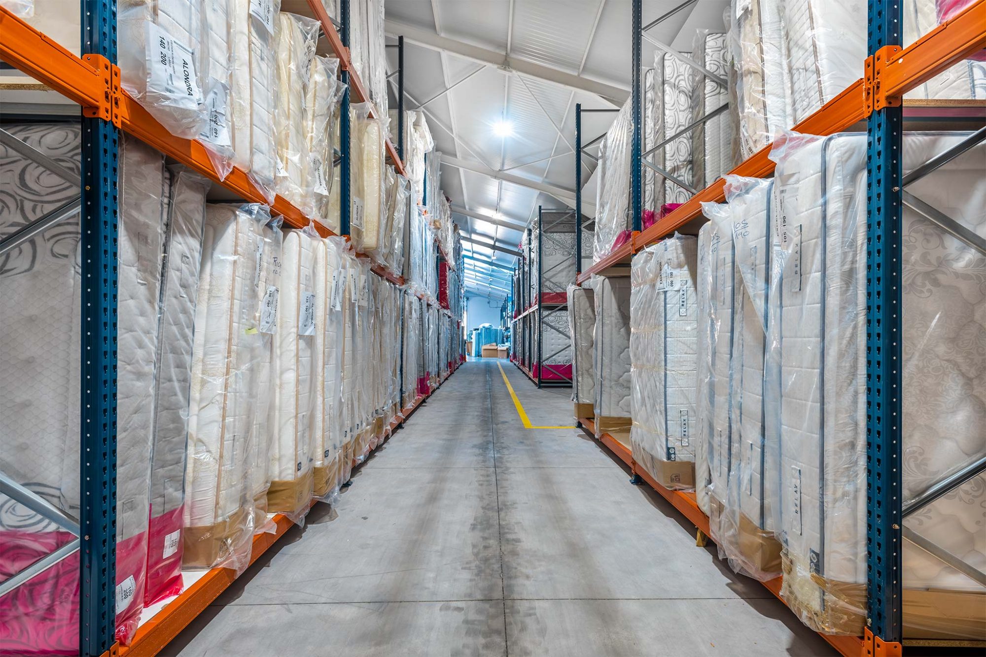 Tienda de colchones y centro logístico en Barranco Grande